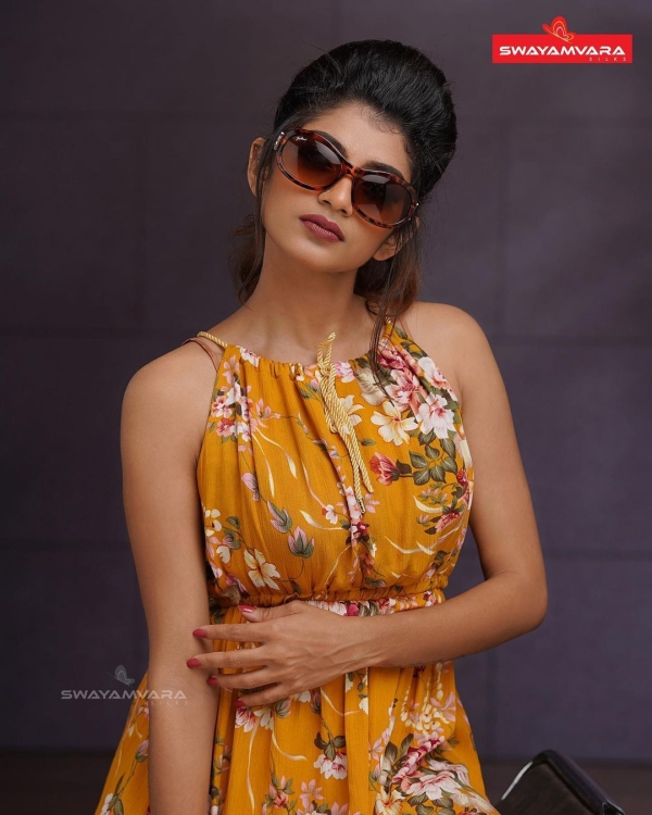 Model And Actress Shruthi Rajanikanth New Stylish Clicks In Yellow ...