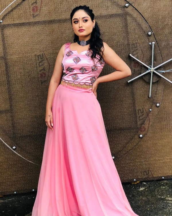 സാരിയിൽ സ്റ്റൈലിഷ് ലുക്കിൽ ഞെട്ടിച്ച് ശ്രീലക്ഷ്മി ശ്രീകുമാർ.. ഫോട്ടോക ...