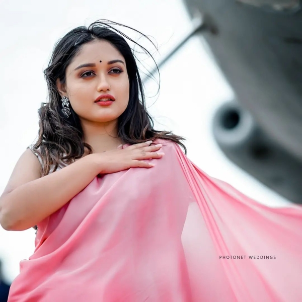 സാരിയിൽ സ്റ്റൈലിഷ് ലുക്കിൽ ഞെട്ടിച്ച് ശ്രീലക്ഷ്മി ശ്രീകുമാർ.. ഫോട്ടോക ...