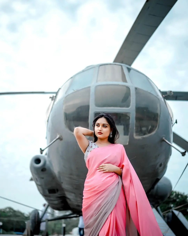 സാരിയിൽ സ്റ്റൈലിഷ് ലുക്കിൽ ഞെട്ടിച്ച് ശ്രീലക്ഷ്മി ശ്രീകുമാർ.. ഫോട്ടോക ...