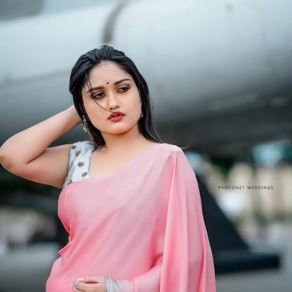 സാരിയിൽ സ്റ്റൈലിഷ് ലുക്കിൽ ഞെട്ടിച്ച് ശ്രീലക്ഷ്മി ശ്രീകുമാർ.. ഫോട്ടോക ...