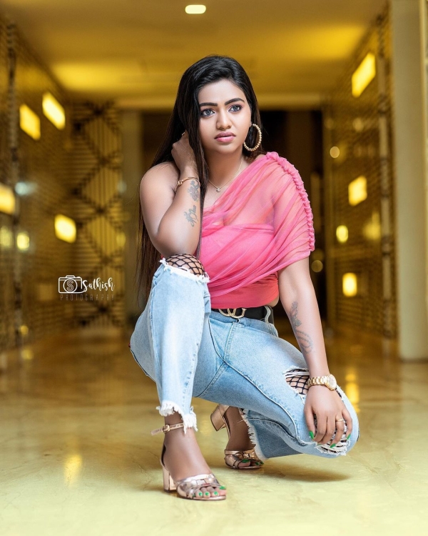 பிங்க் பியூட்டியாக மாறிய ஷாலும்மா.. வைரலாகும் லேட்டஸ்ட் புகைப்படங்கள் ...