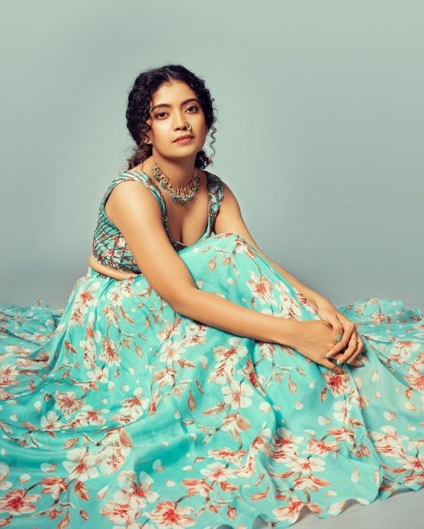 Actress Anna Ben Looking Hot In New Stills | വ്യത്യസ്ത ലുക്കിൽ അന്ന ബെ ...