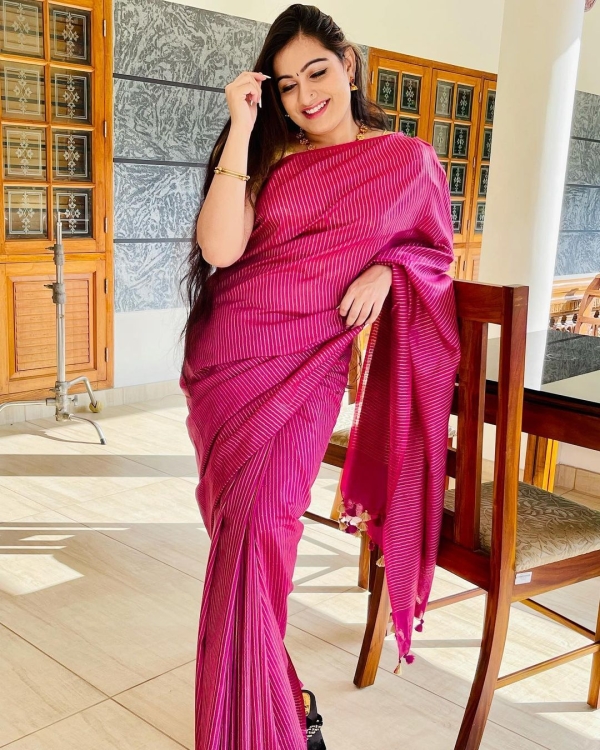 Actress Manve Surendran Stylish Look, Viral | സാരിയിൽ അതിസുന്ദരിയായി ...