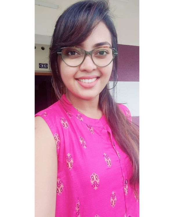 Actress Mridula Vijay Stylish New Pics | പുതിയ ലുക്കിൽ തുമ്പപ്പൂ താരം ...