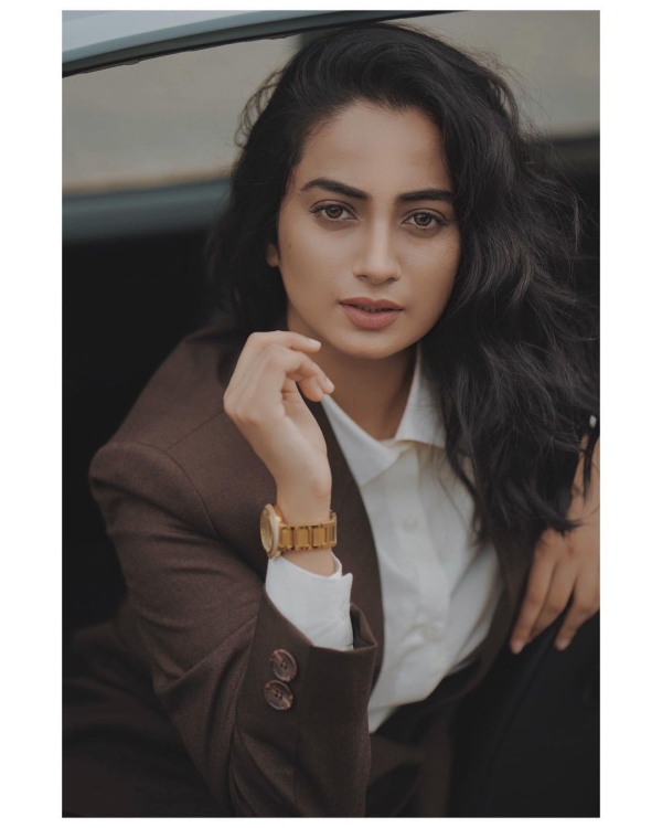 Actress Namitha Pramod New Bold And Stylish Stills Goes Viral ...