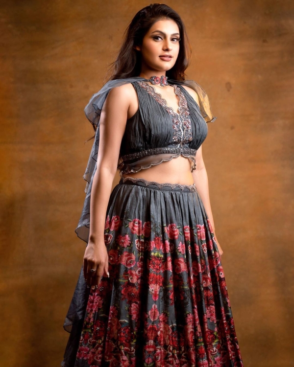 Actress Shanu Suresh's New Glamorous Stills | ഗ്ലാമറസായി ഷാനു; കിടിലന് ...