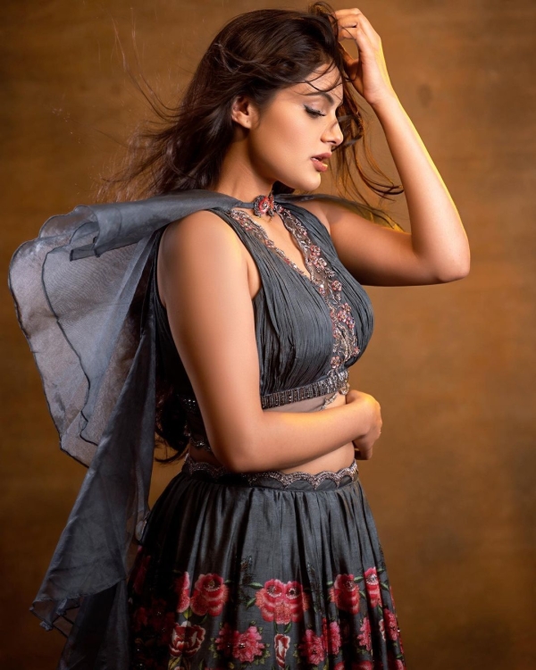 Actress Shanu Suresh's New Glamorous Stills | ഗ്ലാമറസായി ഷാനു; കിടിലന് ...