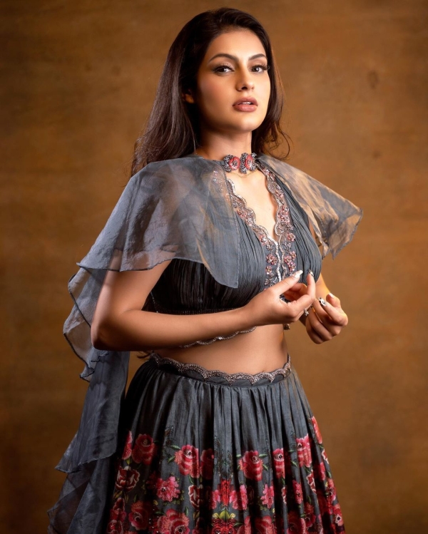 Actress Shanu Suresh's New Glamorous Stills | ഗ്ലാമറസായി ഷാനു; കിടിലന് ...