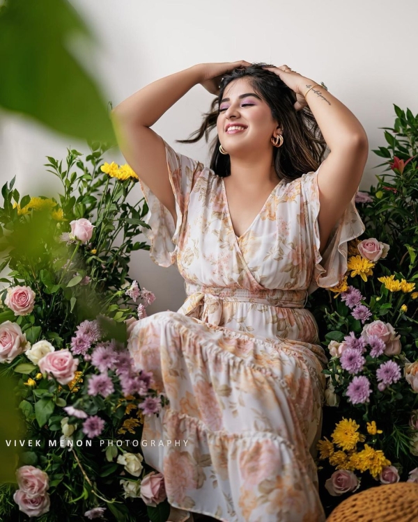 Aparna Thomas Glamour Stills, Viral | ഹോട്ട് ലുക്കില്‍ അപര്‍ണ; പുത്തന് ...