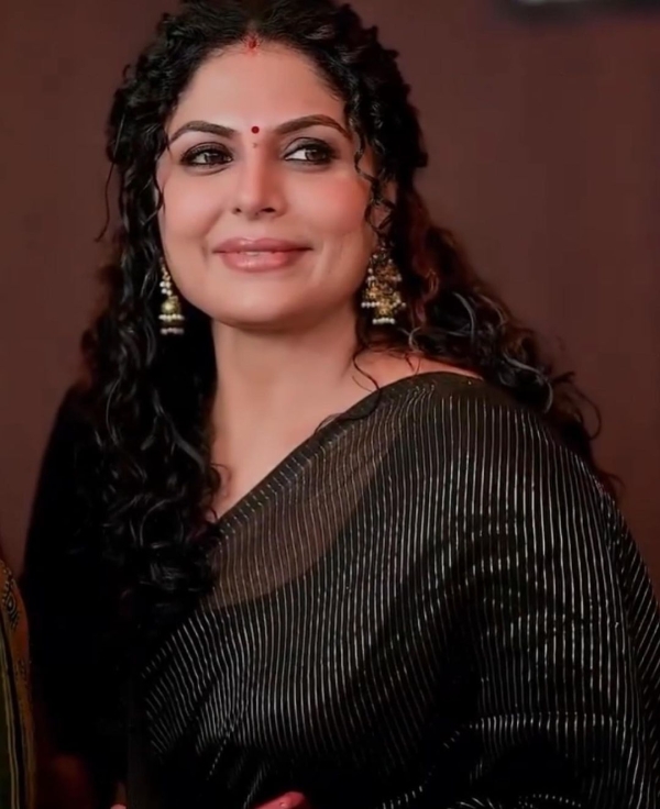 Actress-Dancer Asha Sharath New Stylish Pics Viral on Instagram ...