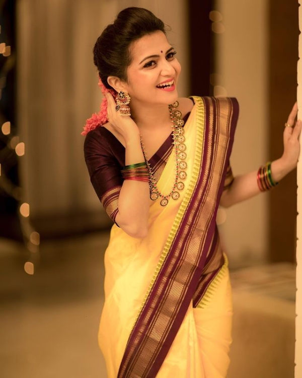 வாவ்...என்ன அழகு...புடவை கட்டிய டாலாய் மயங்க வைக்கும் டிடி...லேட்டஸ்ட் ...