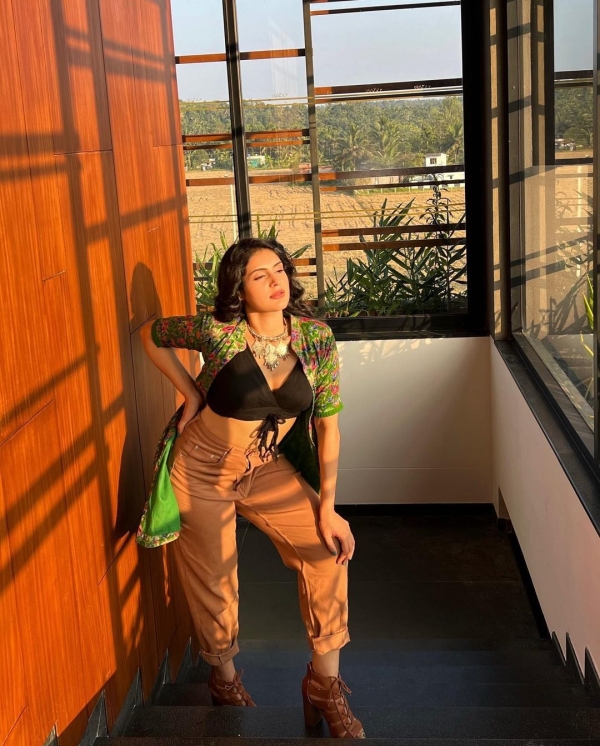 Actress-Model Shanu Suresh's Glamorous Photoshoot from Deserts, See ...