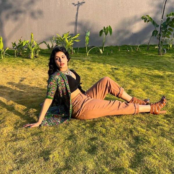 Actress-Model Shanu Suresh's Glamorous Photoshoot from Deserts, See ...