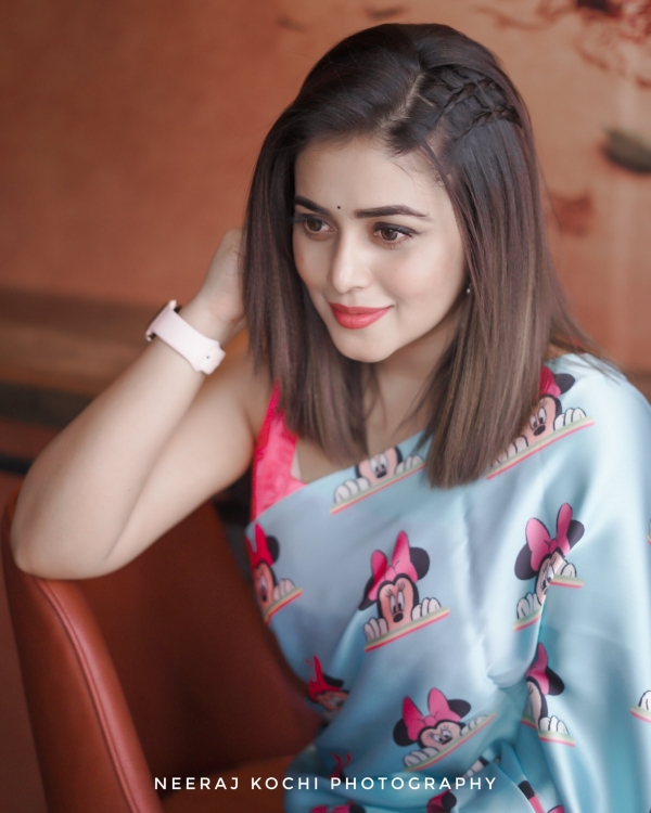 புடவையில் இளசுகளை வளைத்து போட்ட பூர்ணா... வர்ணிக்கும் ரசிகர்கள் ...