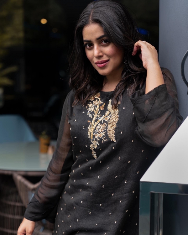 புடவையில் இளசுகளை வளைத்து போட்ட பூர்ணா... வர்ணிக்கும் ரசிகர்கள் ...