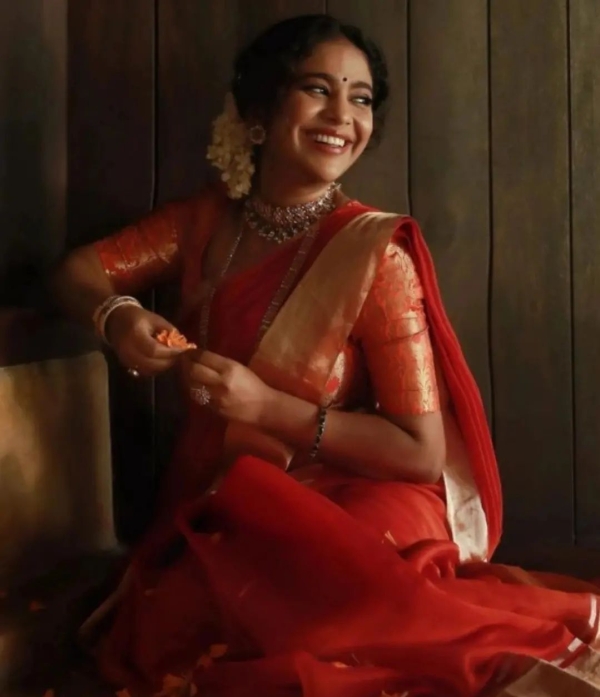 Actress Srinda New Stunning Stills In Hot Red | ചുവന്ന സാരിയി ...