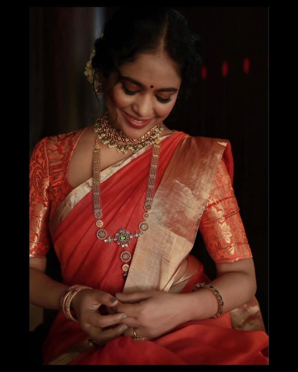 Actress Srinda New Stunning Stills In Hot Red | ചുവന്ന സാരിയി ...