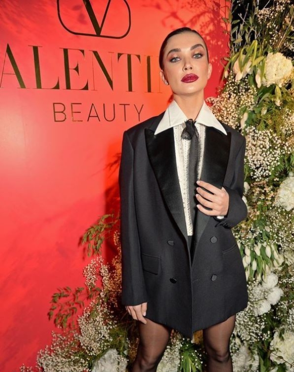 హాట్ హాట్ డ్రెస్‌లతో రెచ్చిపోయిన రోబో హీరోయిన్: తల్లైన తగ్గకుండా ఘాటు ...