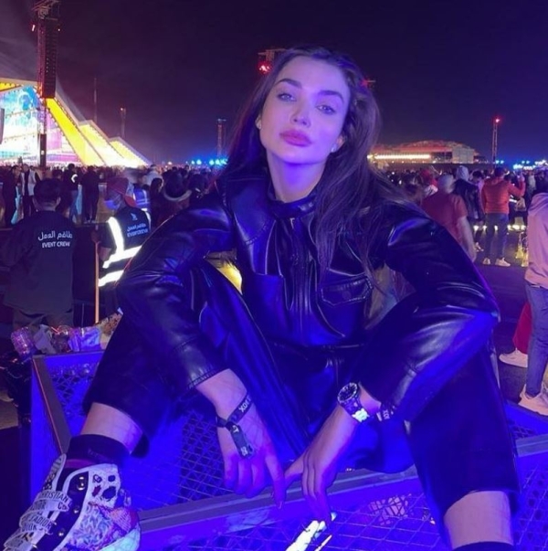 హాట్ హాట్ డ్రెస్‌లతో రెచ్చిపోయిన రోబో హీరోయిన్: తల్లైన తగ్గకుండా ఘాటు ...