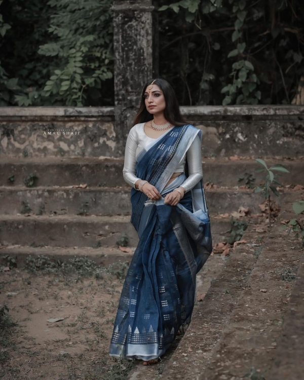 Bigg Boss Fame Rithu Manthra Stunning Stills In Saree Goes Viral ...