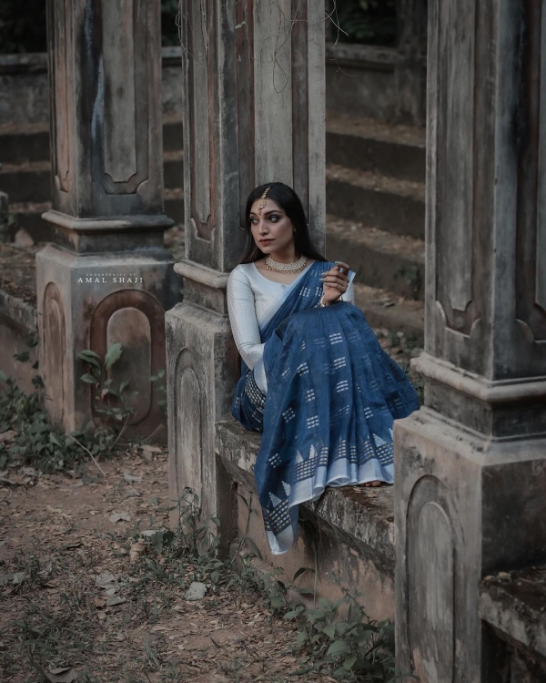 Bigg Boss Fame Rithu Manthra Stunning Stills In Saree Goes Viral ...