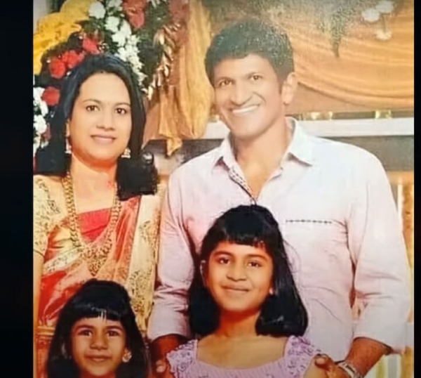 Puneeth Rajkumar With Daughters Beautiful Photos - FilmiBeat