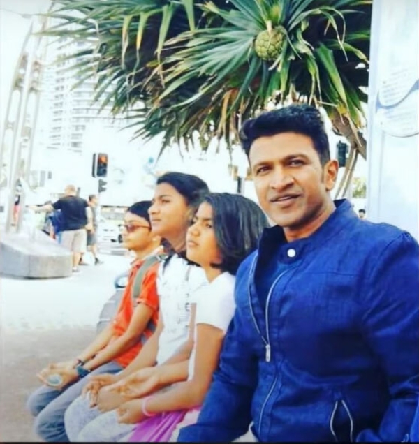 Puneeth Rajkumar With Daughters Beautiful Photos - FilmiBeat