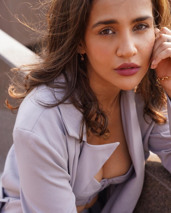 Aisha sharma: మరోసారి హద్దులు దాటి రెచ్చిపోయిన అయేషా శర్మ.. ఎద అందాలు కనిపించేలా హాట్ ట్రీట్ ...