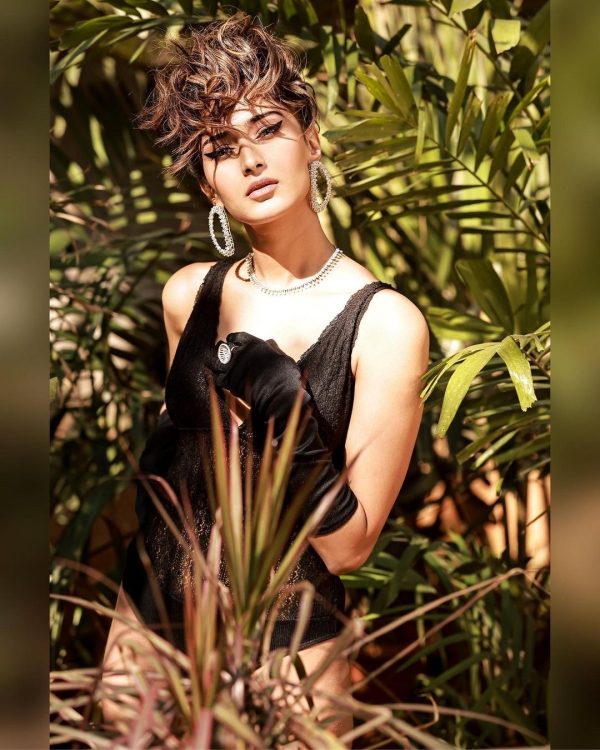 Erica Fernandes Goes BOLD In her Latest Photoshoot; Looks Ultra-Glam In ...