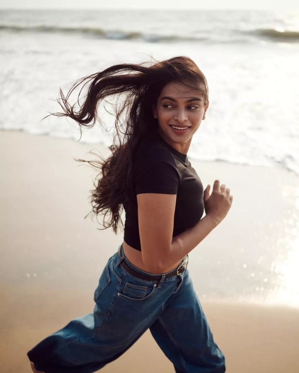 Kammatti Paadam Fame Amalda Liz Looks Gorgeous in Beach, See Pics ...