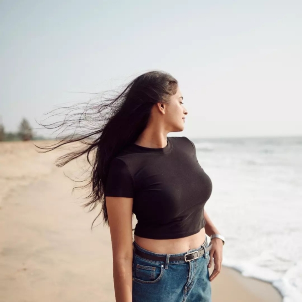 Kammatti Paadam Fame Amalda Liz Looks Gorgeous in Beach, See Pics ...