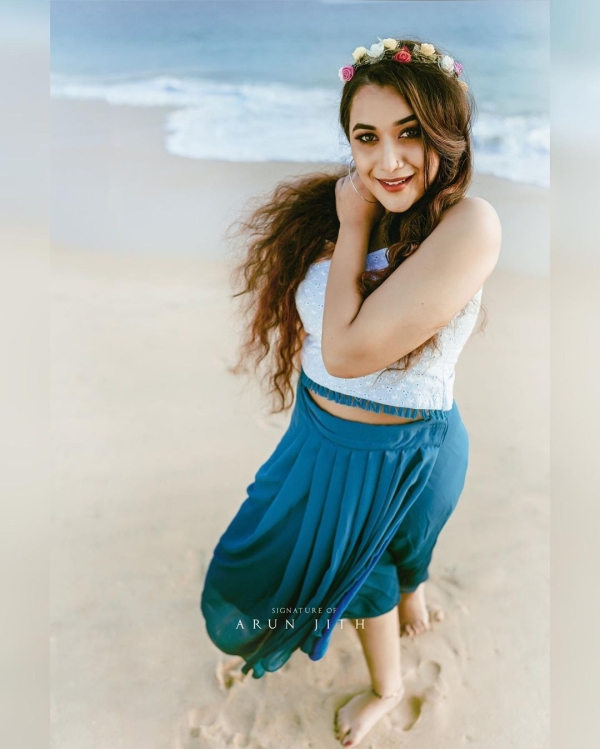 Malik Fame Parvathy R Krishna Latest Glamorous Photoshoot from Beach ...