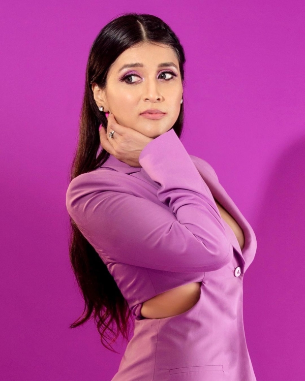 Mannara Chopra Photos Hd Latest Images Pictures Stills Of Mannara Chopra Filmibeat