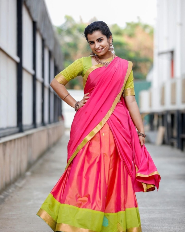 அட யார் இந்த கிராமத்து கிளி… குக் கோமாளி சிவாங்கியின் கலக்கல் போட்டோஸ் ...