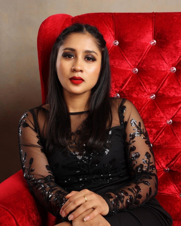 வாயில் சிகரெட்.. அப்படியொரு போஸ்.. அடடே விளக்கம் சொன்ன சர்வைவர் ஐஸ்வர்யா கிருஷ்ணன்! | Survivor ...