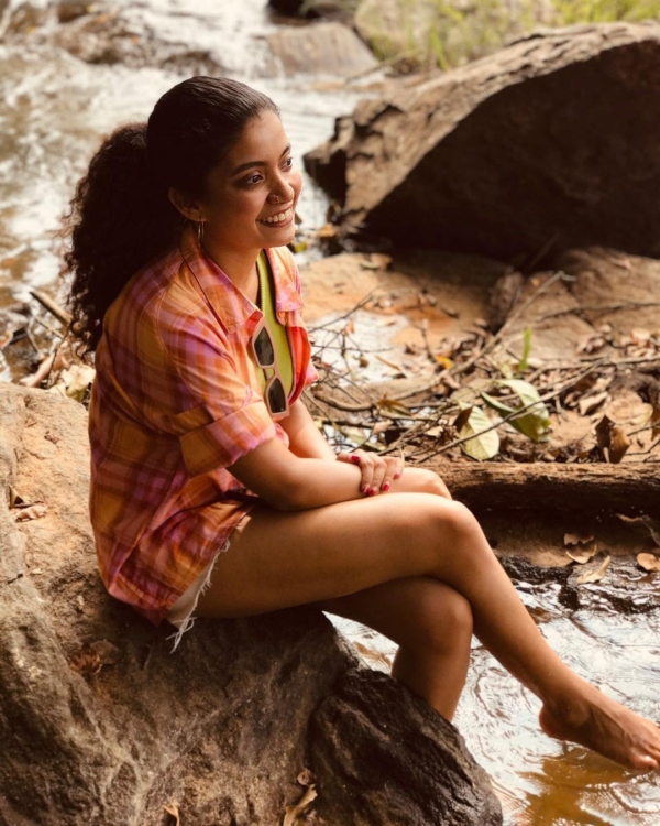 Actress Anna Ben Looks Hot in White Frock, Pics | കലല്‍തിരയില് ...