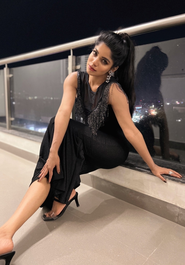 Divya Bharathi : బికినీలో రెచ్చిపోయిన దివ్యభారతి.. సముద్రం ఒడ్డున ...