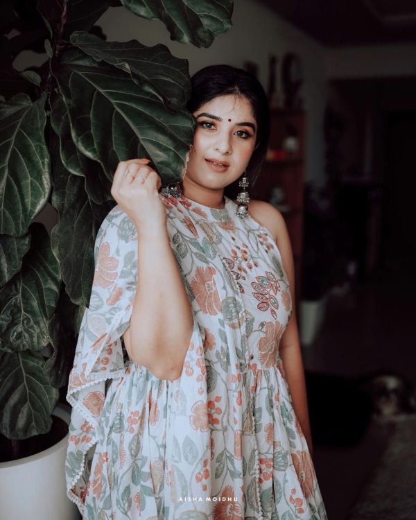 Actress-Model Aparna Thomas New Stylish Photoshoot Pics | മിനിസ്ക്രീ ...