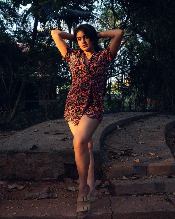 Actress-Model Shanu Suresh Glamorous Pics, Viral | പ്രകൃതിയോടിണങ്ങി ...