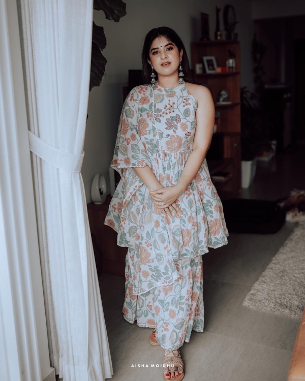 വ്യത്യസ്ത ലുക്കില്‍ അപര്‍ണ്ണ, ഫോട്ടോഷൂട്ട് വൈറല്‍ ആവുന്നു | Anchor ...