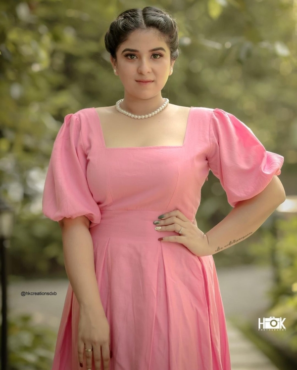 വ്യത്യസ്ത ലുക്കില്‍ അപര്‍ണ്ണ, ഫോട്ടോഷൂട്ട് വൈറല്‍ ആവുന്നു | Anchor ...