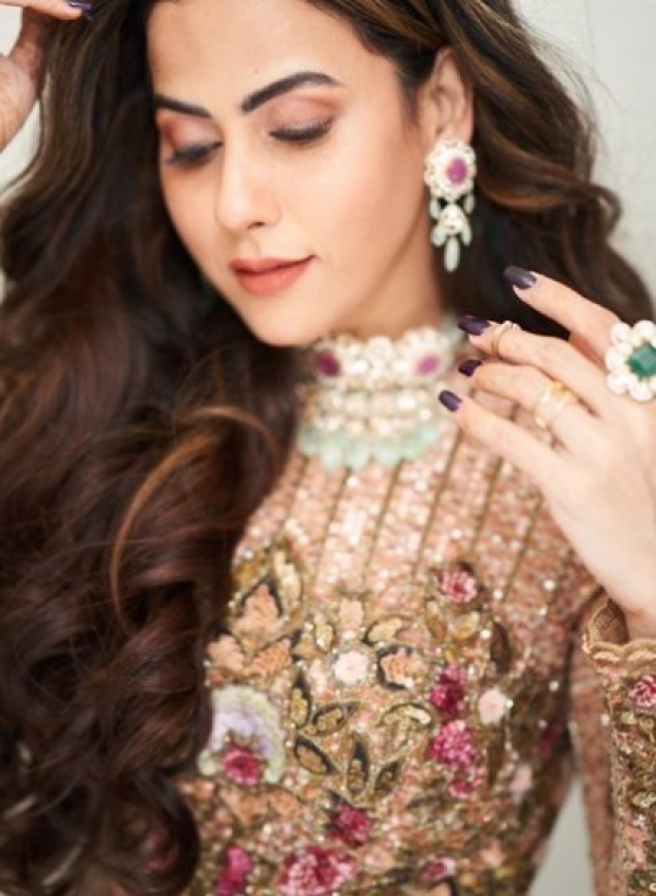 Bachchhan Paandey's 'Bewafa' Girl Aroosa Khan Looks Smouldering Hot In ...