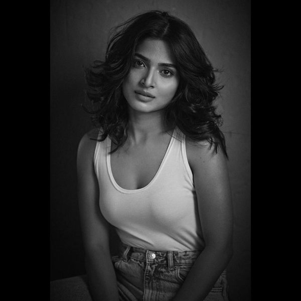 ബ്ലാക്ക് വൈറ്റ് ചിത്രത്തില്‍ ഗ്ലാമറസ് ലുക്കില്‍ ഭീഷ്മപര്‍വം നായിക ...