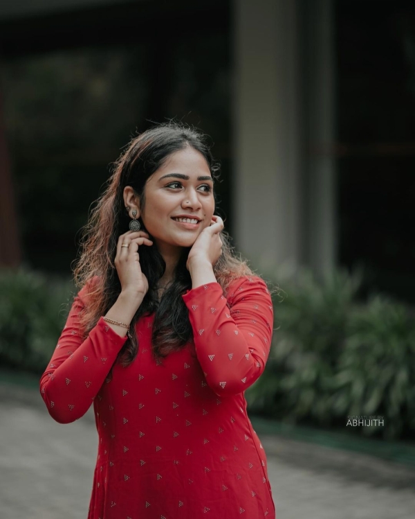 Malayalam Serial Actress Darshana Das's New Stylish Stills | ചുവപ്പില്‍ സ്റ്റൈലായി ദര്‍ശന ദാസ് ...