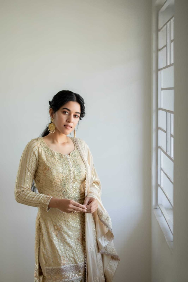 அழகான உடையில் தேவதையாய் மிளிரும் மிர்ணாளினி | Mirnalini Ravi shared ...