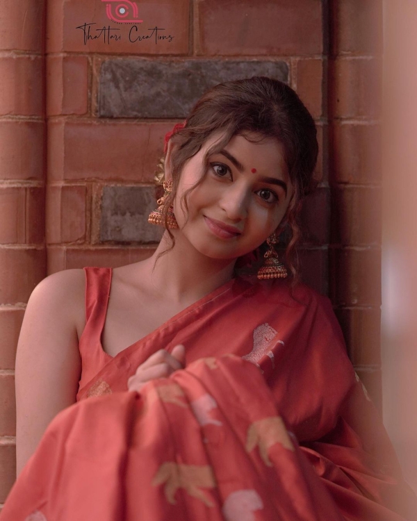 Mollywood Actress Navani Devanand's New Photoshoot in Red Saree ...