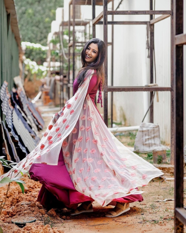 Roshini Haripriyan's photoshoot pictures shared in Instagram | சூப்பர் ...