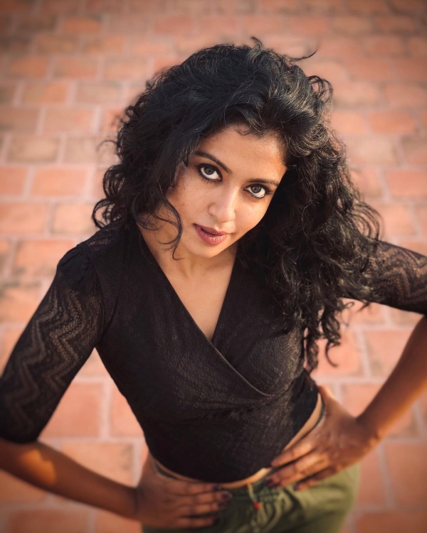 Roshini Haripriyan's photoshoot pictures shared in Instagram | சூப்பர் ...