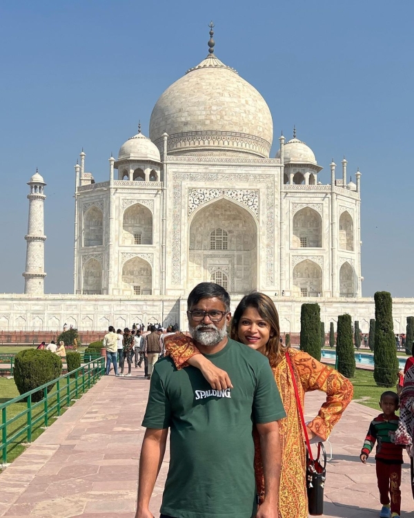 மனைவியுடன் தாஜ்மகாலை சுற்றிப் பார்க்கும் செல்வராகவன்.. செம ...